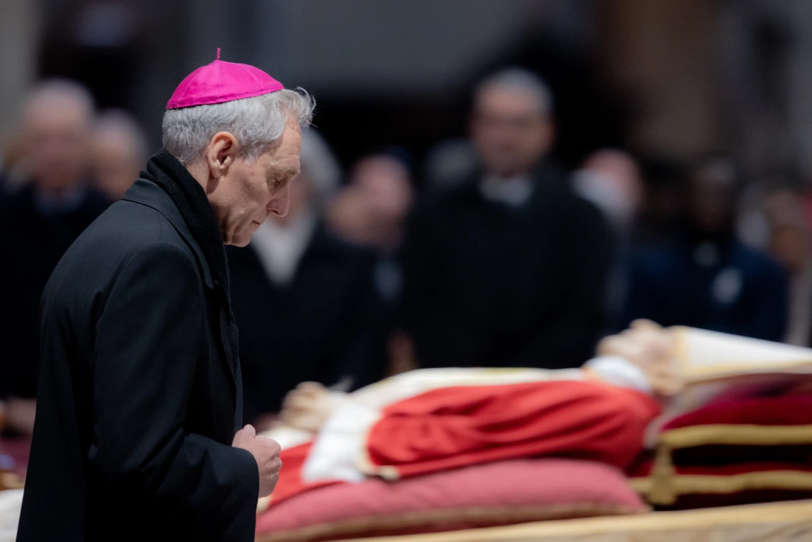 Erzbischof Gänswein wird Buch über Zeit als Papst Benedikts ...