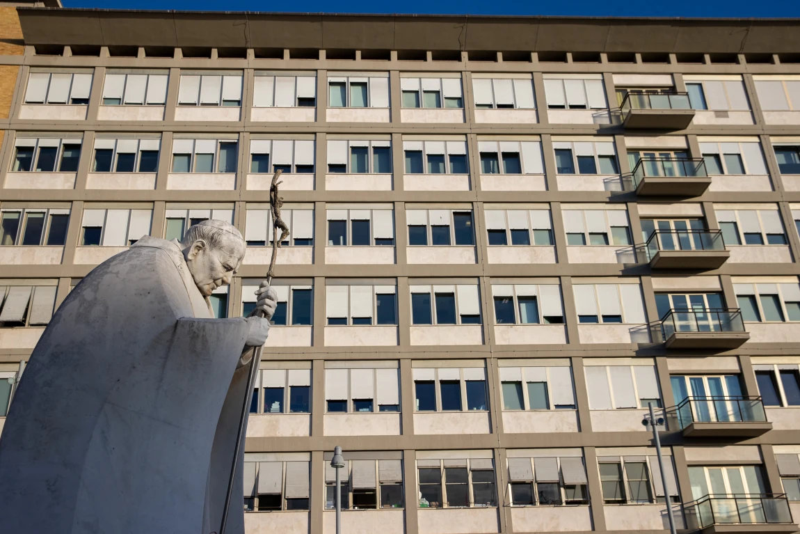 Gesundheitszustand von Papst Franziskus leicht verbessert, aber ...