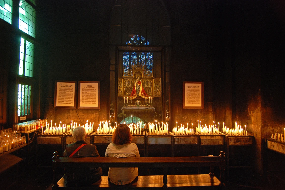 Die vergessenen 5 Gebote der Kirche, die jeder Katholik kennen sollte