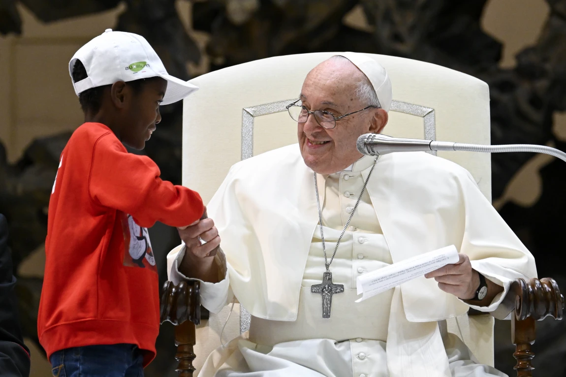 Papst Franziskus spricht mit Kindern aus aller Welt über Frieden, Krieg ...