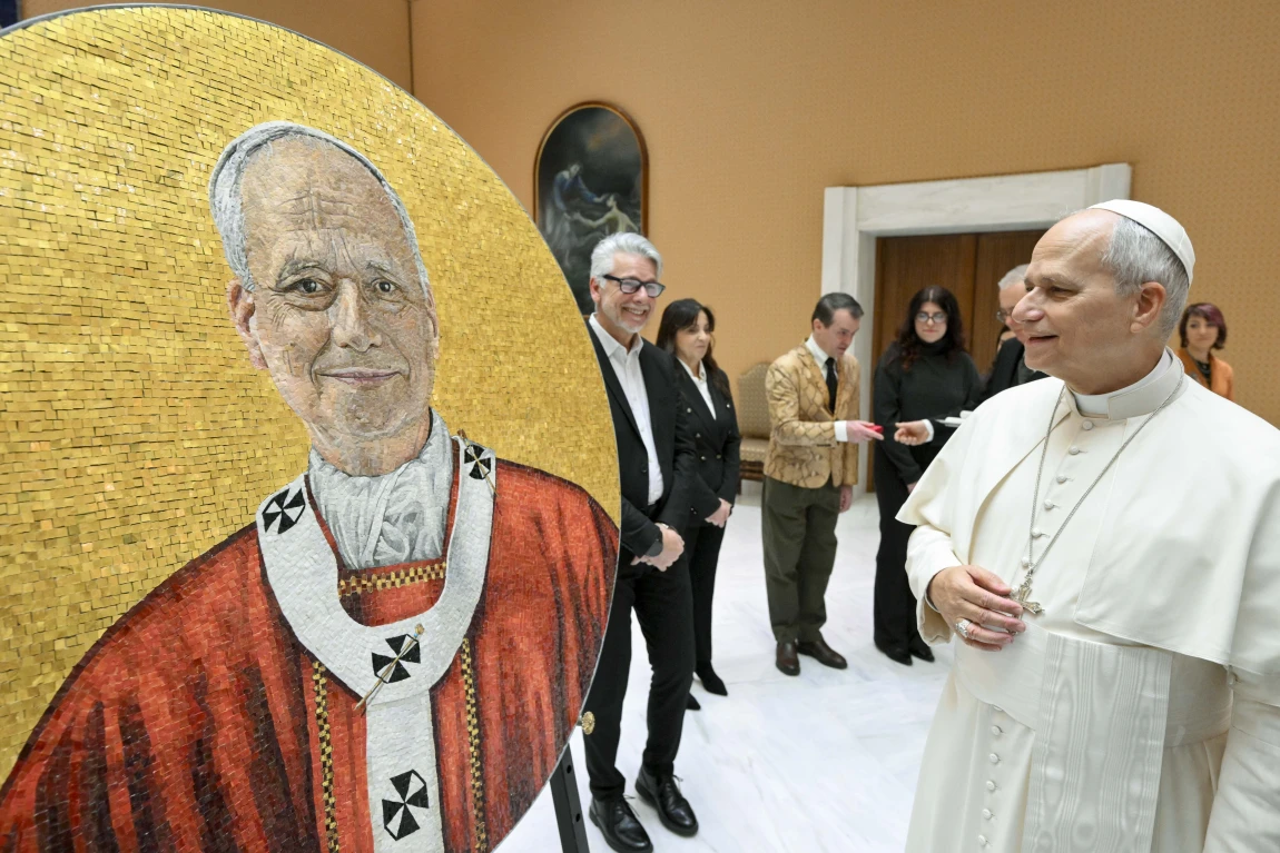 Papst Leo nimmt traditionelles Mosaik-Porträt entgegen, das in Basilika ...