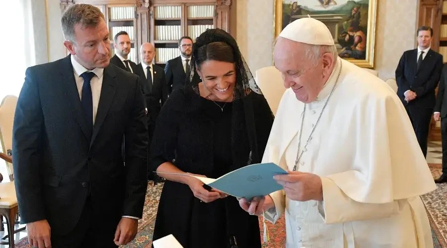 Papst Franziskus empfängt Katalin Novák, die Präsidentin Ungarns, die ...