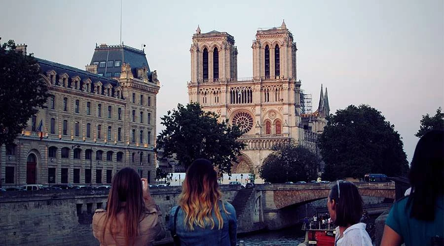 In Bildern: Sieht so der neue Innenraum der Kathedrale von Notre Dame ...
