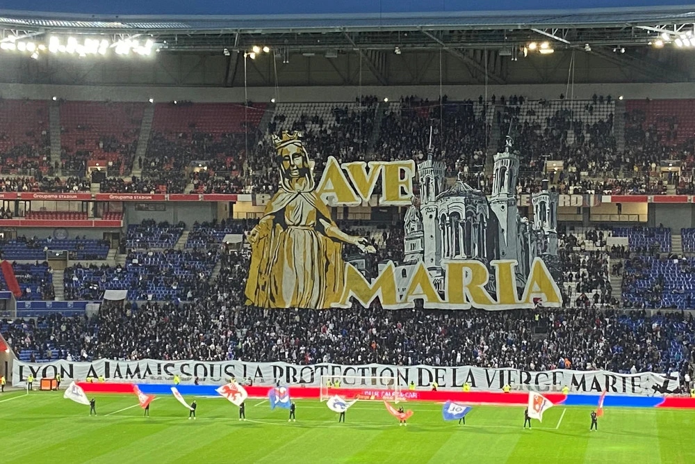 Fans von Olympique Lyon entrollen riesiges „Ave Maria“-Banner vor ...