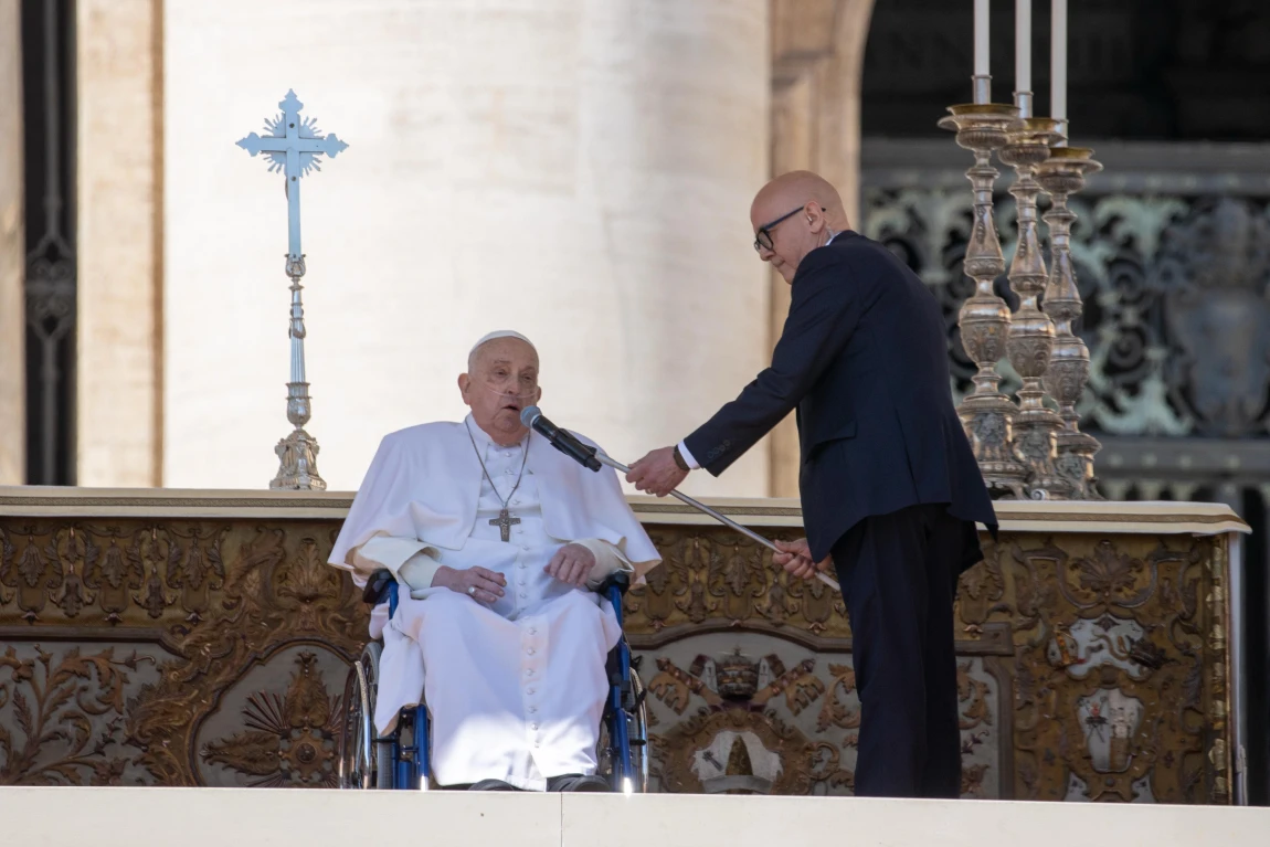 Mit Nasenkanüle: Papst Franziskus zu Jubiläum der Kranken auf Petersplatz