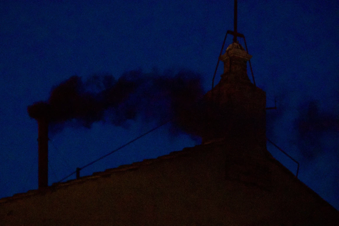 Schwarzer Rauch: Kein Papst gewählt am ersten Konklavetag